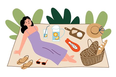 피크닉을 즐기는 여자 자연에서 일광욕을 하는 소녀 피크닉 담요와 바구니로 손으로 그린 구성 여성 캐릭터 공원에 대한 스톡 벡터 아트 및 기타 이미지 Istock