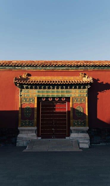 Una Puerta Roja Con Una Puerta Roja Que Dice Ciudad Prohibida En Ella Foto Premium