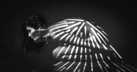 Arte Desnudo De Mujer Desnuda Con Luz Y Sombra Sobre Fondo Oscuro Foto