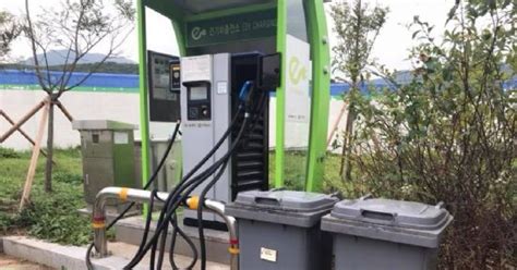 전기차 급속 충전소는 쓰레기장관리소홀로 몸살