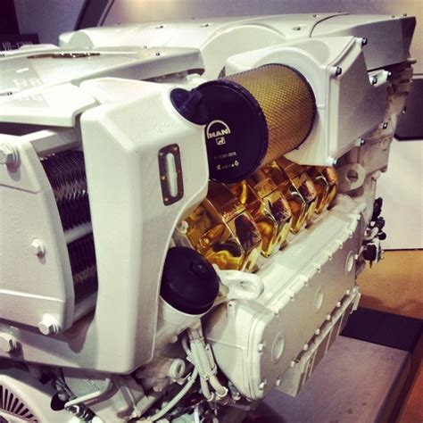 Man V8 1200 Un Moteur Pour Votre Super Yacht Escale De Nuit