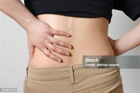 긴 근무 시간과 건강 젊은 여성 과 허리 통증 회색에 허리 통증이있는 여성 건강관리와 의술에 대한 스톡 사진 및 기타 이미지 건강관리와 의술 경련 과로 Istock