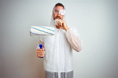 질문 매우 혼란 스러운 아이디어에 대 한 생각 고립 된 배경 심각한 얼굴 을 통해 롤러를 들고 전문 노동자 장비를 착용 하는 화가 남자 Diy에 대한 스톡 사진 및 기타