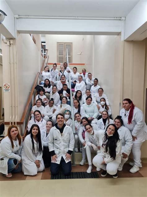 Estudantes do Técnico em Enfermagem realizam visita em laboratório de