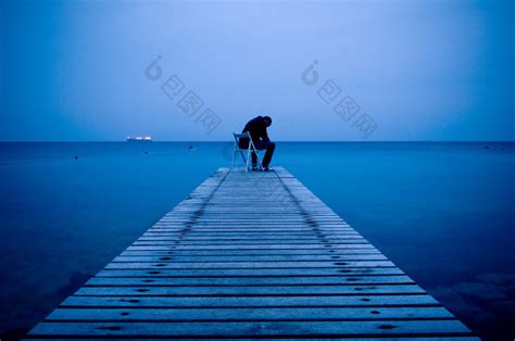 孤独的人 包图企业站