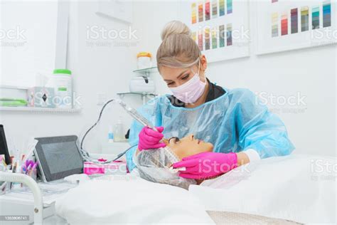 영구 메이크업 뷰티 스파 절차 청녀 얼굴 문신 아이라이너 미세 색소 침착 전문 얼굴 마이크로 블레이드 여성 미용 장치 복사 공간을 참조하십시오 얼굴 치료 피부과 기계류에