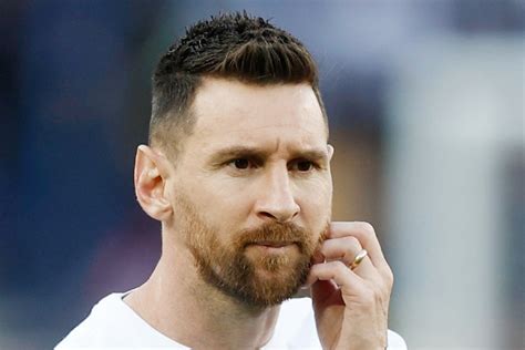 Lionel Messi Kiss Team Mate Feels Strange As Lionel Messi Kissed Him Every Time They Meet Dgtl