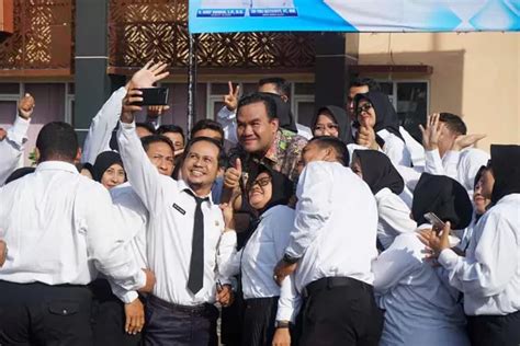 Sujud Syukur Lulusan Seleksi CASN 2024 Siap Menduduki 222 Posisi