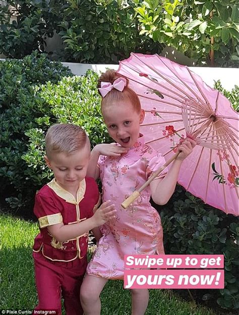 Pixie And Hinter Curtis Spriuk Pixie Bows In Cute Photos Daily Mail