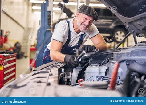 Mecánico De Autos Alegre Trabajando En La Estación De Servicio De