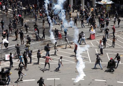 Sri Lanka Pm Offers Resignation After Protesters Storm Presidents