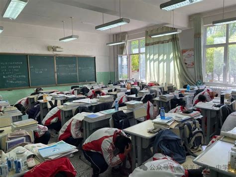 “防灾减灾 安全同行”——嘉峪关市第一中学开展“5·12防灾减灾日”应急疏散演练活动师生进行了
