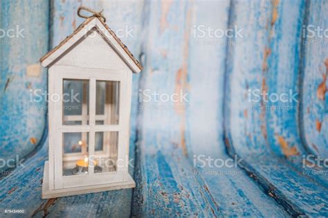 텍스트에 대 한 공간을 가진 파란 배경에 백색 Latern 조명된 촛불 0명에 대한 스톡 사진 및 기타 이미지 0명 강림절