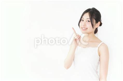 ポイントを指差す若い女性 No 23437962｜写真素材なら「写真ac」無料（フリー）ダウンロードok