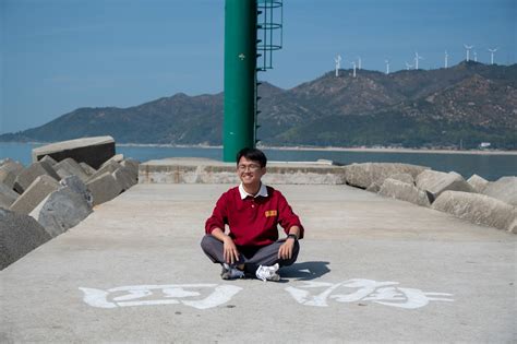 Un Homme Assis Par Terre Devant Un Panneau Photo Image Gratuite De