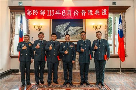 澎防部指揮官主持6月份晉任授階典禮 眷屬共享榮耀 軍聞 澎防部指揮官主持6月份晉任授階典禮 眷屬共享榮耀 青年日報