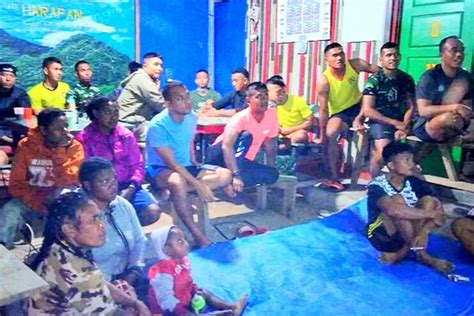 Ketika Prajurit TNI Ajak Warga Papua Nobar Piala Dunia Kita Semua