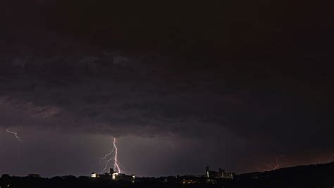 무료 이미지 자연 산 구름 하늘 밤 분위기 신비로운 날씨 폭풍 어둠 번개 우뢰 뇌우 파괴 승리 대단한 앞으로 현상 뇌운 깜박임