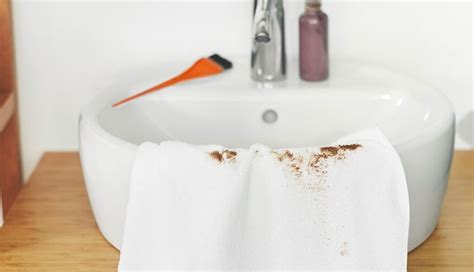 Cómo Quitar de la Ropa Manchas de Tinte del Pelo