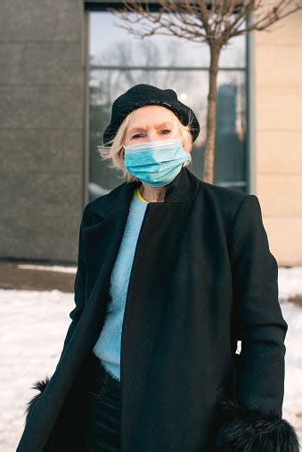 베레모와 우아한 검은 코트를 입고 의료 마스크를 쓰고 야외를 걷는 시니어 세련된 여성 봉쇄 팬데믹 보호 개념 70 79세에 대한 스톡 사진 및 기타 이미지 Istock