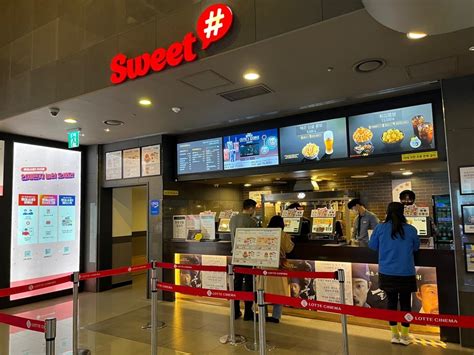 잡채밥·치킨샐러드…침체한 영화관 먹거리로 수익창출 모색 연합뉴스