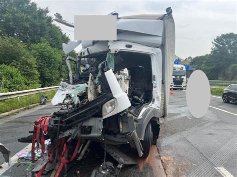 Verkehrsunfall Mit Eingeklemmter Person Auf Der A9 Freiwillige