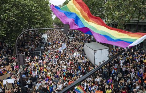 Marche Des Fiertés De Lamour Aux Couleurs De Larc En Ciel De La