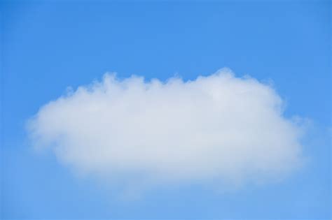 아름 다운 푸른 하늘과 하얀 솜털 같은 단일 구름 아침에 일출 자연 배경 0명에 대한 스톡 사진 및 기타 이미지 0명 개체