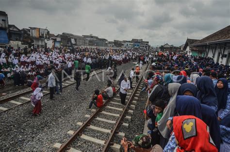 UJI COBA REAKTIVASI KERETA API JALUR CIBATU GARUT ANTARA Foto