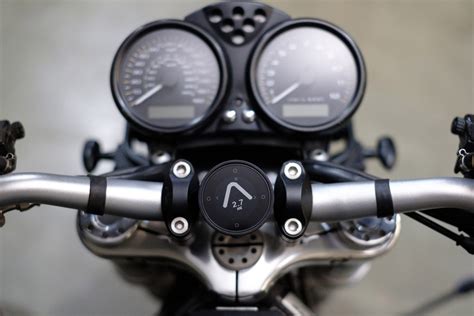Beelines Minimal Navigation Device Directs Motorcyclists With Single Arrow