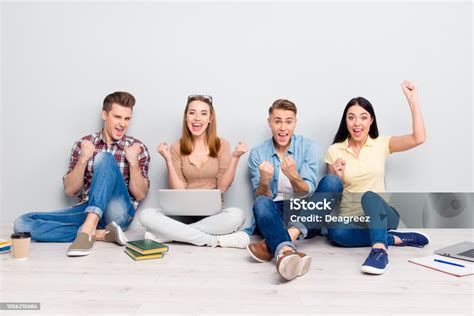 모든 Aboute 함께 브레인스토밍 전체 길이 다리 몸 밝은 회색 배경에 절연 층에 청소년 앉아의 크기 세로 고 주먹 처럼 손 공부에 대한 스톡 사진 및 기타 이미지