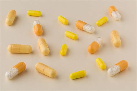 밝은 배경에 다양한 노란색 의료 캡슐 0명에 대한 스톡 사진 및 기타 이미지 0명 건강관리와 의술 과학 Istock