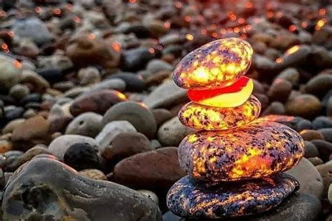 These Stunning Glowing Rocks Called Yooperlites Were Only Recently