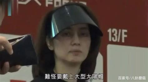 洪欣现身香港街头，脸色苍白挂着大黑眼圈，遮阳帽都挡不住的憔悴百科ta说