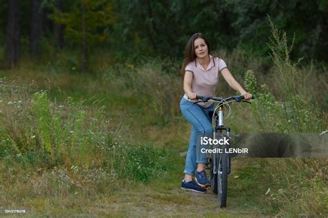 젊은 예쁜 여자는 숲에서 자전거를 타고 자전거 산책 공원 활성 건강 한 라이프 스타일에 건강한 생활방식에 대한 스톡 사진 및