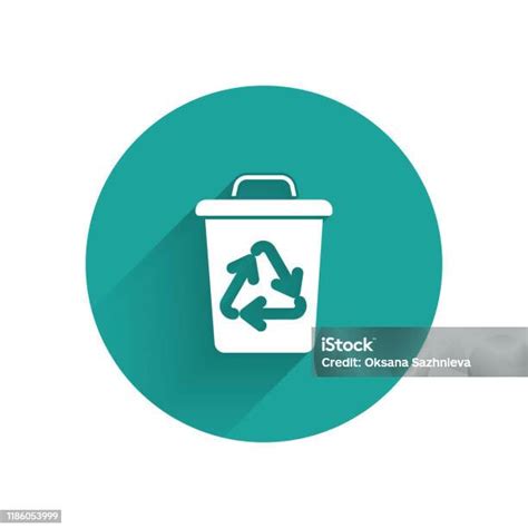 Witte Prullenbak Met Recycle Symbool Pictogram Geïsoleerd Met Lange