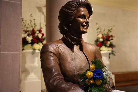 Nancy Pelosi Accompanies Dianne Feinsteins Remains To San Francisco