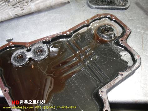 Sm520 삼성 오토미션수리 작업차량 입니다 오일팬 클러치 쇳가루 쌓어있음 삼성 Sm5오토미션고장현상은 아침에 시동걸고