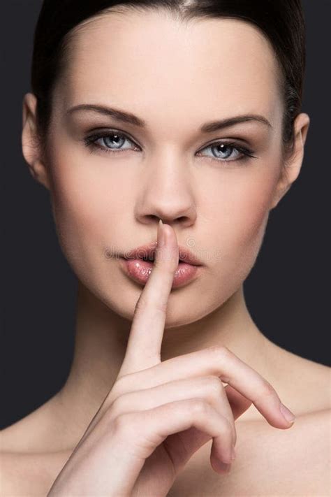Muchacha Hermosa En Un Fondo Gris Imagen De Archivo Imagen De Muchacha Ojos