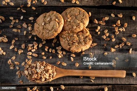 소박한 나무 테이블에 통곡물 오트밀과 숟가락을 곁들인 수제 쿠키 귀리에 대한 스톡 사진 및 기타 이미지 귀리 밀가루 보울 Istock