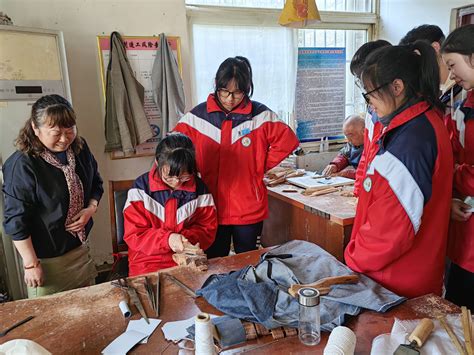 五福家园社区关工委开展“体验非遗技艺 传承制扇匠心”校外实践活动 栖霞区