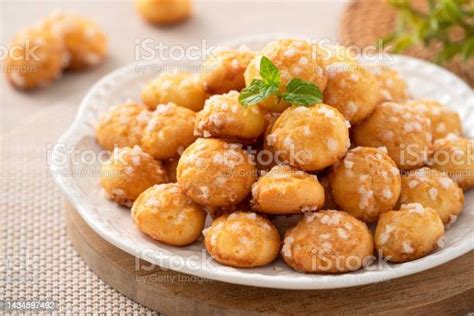 맛있는 프랑스 Chouquette Choux 패스트리 디저트 진주 설탕 퍼프 나무 테이블 배경에 0명에 대한 스톡 사진 및 기타