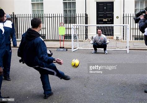 Goalkeeper David Seaman Photos And Premium High Res Pictures Getty Images