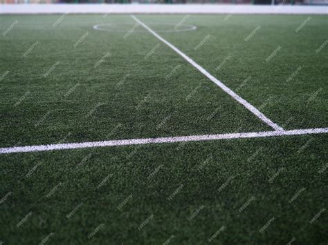 녹색 잔디에 축구장 표시 12cm 또는 5인치 너비 이하의 흰색 선 축구장 면적 프리미엄 사진