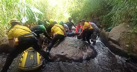 Vivo de milagro Ciclista sobrevive a caída de 10 metros tras salirse