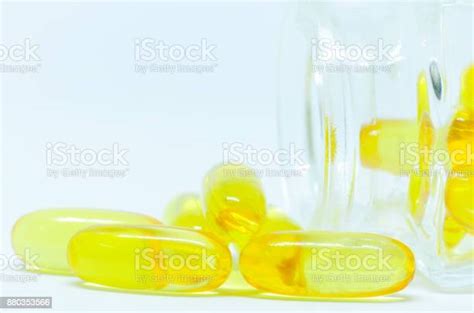 대구 간 기름 오메가 3 젤 캡슐 화이트 흰색 배경에 고립에 유리 병 0명에 대한 스톡 사진 및 기타 이미지 0명 건강관리와 의술 건강한 생활방식 Istock