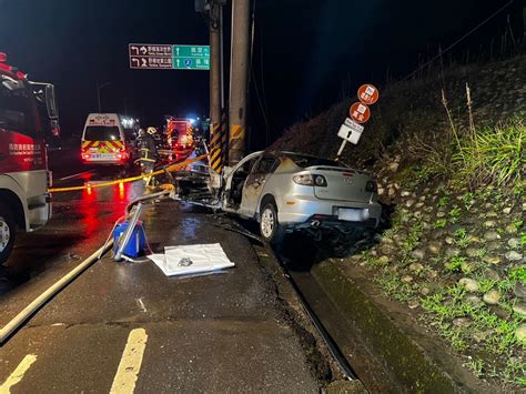 疑打滑！新北轎車自撞電桿火燒車 副駕駛當場身亡 Yahoo奇摩汽車機車