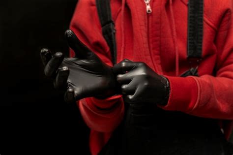 Persona Con Suéter Rojo Irreconocible Poniéndose Guantes De Látex