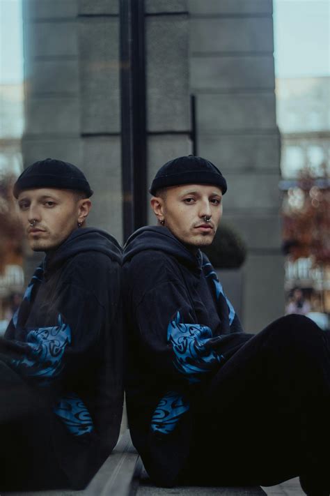 Безкоштовне стокове фото білий фон вуличний одяг денне світло капюшон куртка манекенник