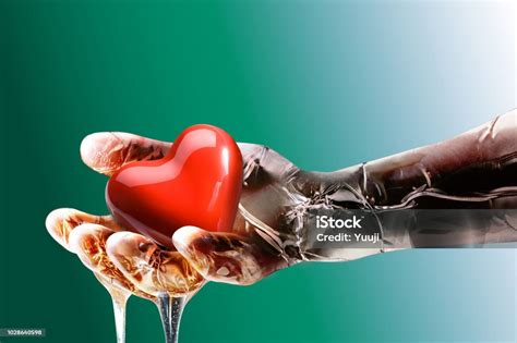 파악 하는 빨간 하트 모양의 심장 의료 로봇의 금속 인공 지능 로봇의 손 Dna에 대한 스톡 사진 및 기타 이미지 Dna
